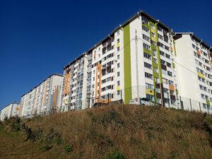 Wie hoch ist ein Stockwerk bei einem Hochhaus, Bürogebäude oder ...